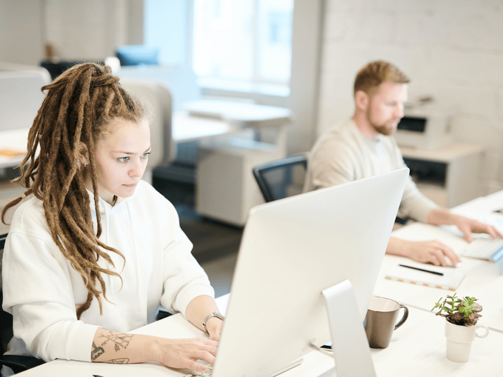 Comparing Software Architects and Software Engineers | Institute of Data